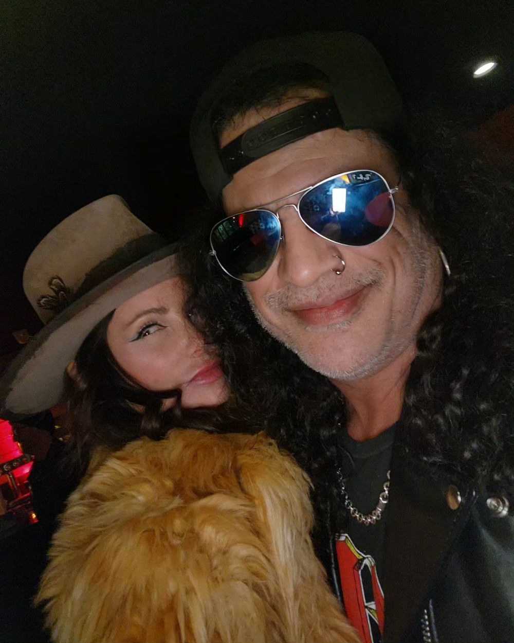 Slash presta homenagem no que seria o aniversário de sua enteada morta ...