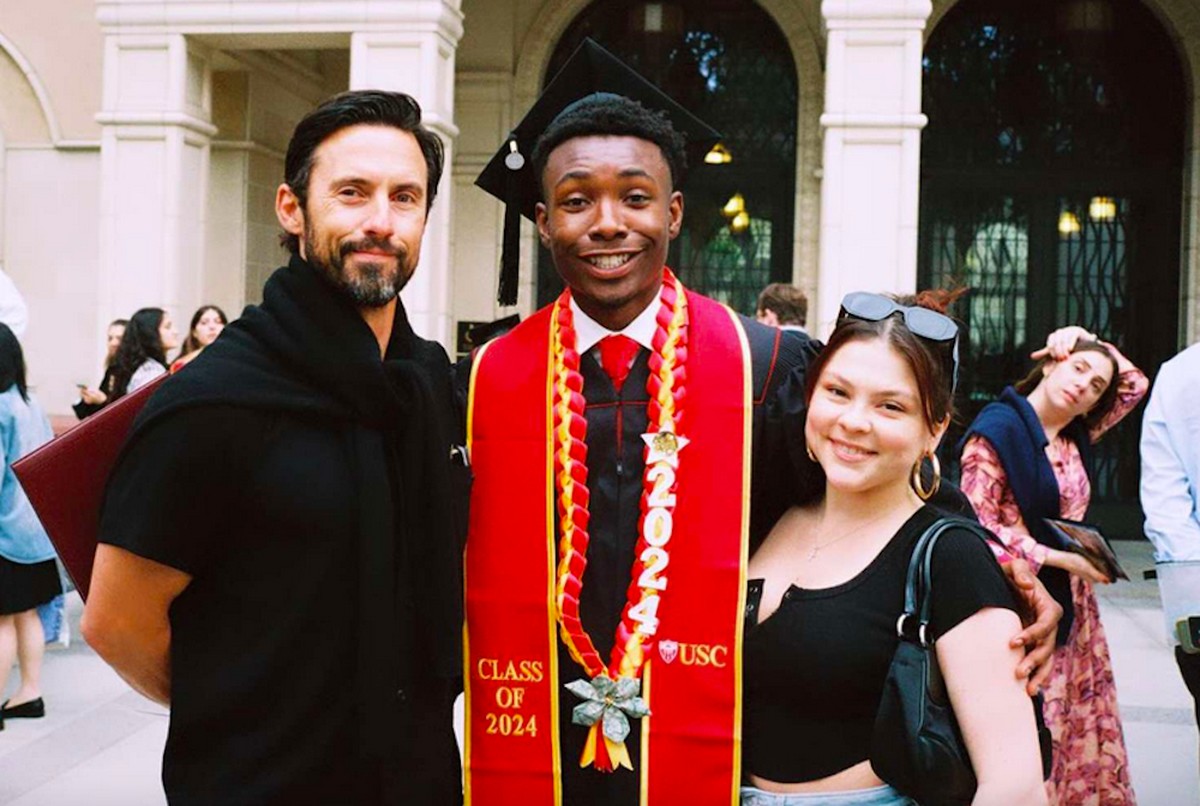 Astro de 'This is Us' vai à formatura na faculdade de seu filho na série e 'mãe fake' também ...