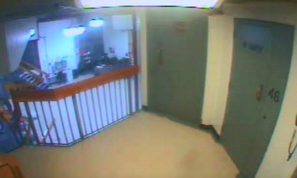 Emissora de TV aponta 'movimentação estranha' perto da cela de Jeffrey ...