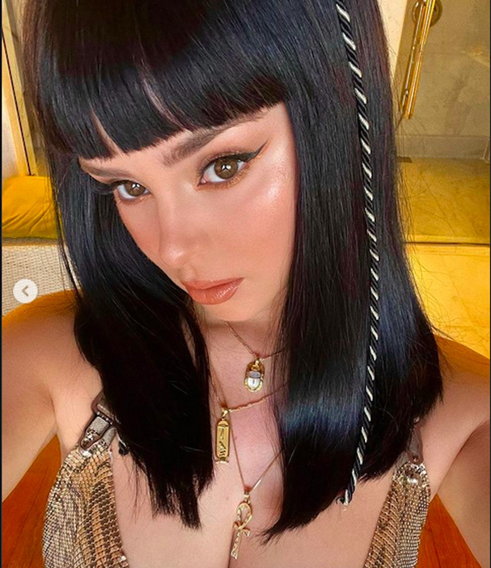 Demi Rose é aclamada por vestido mínimo e decote farto em passeio no ...