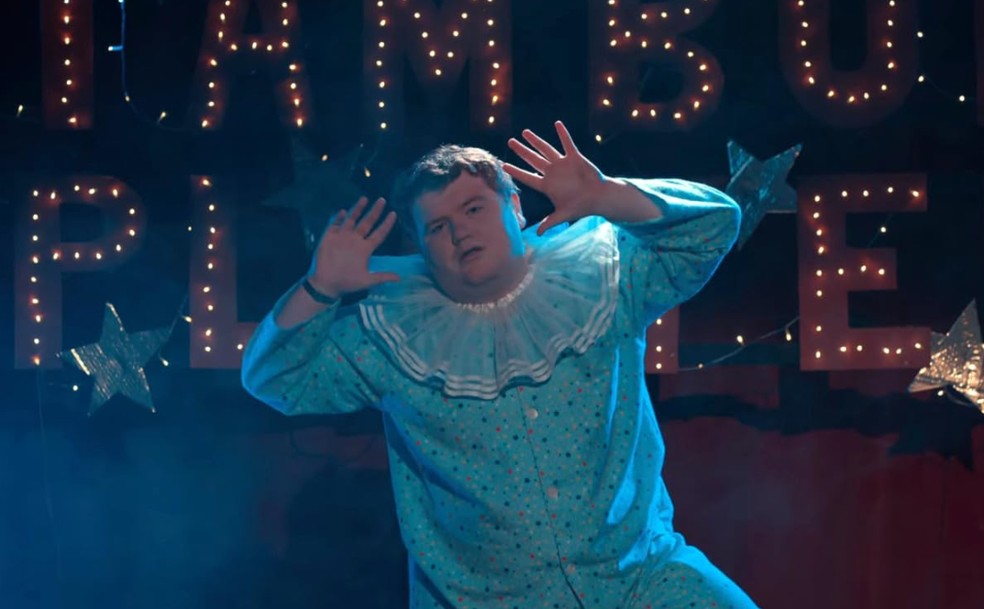 Ator de produções famosas se emociona ao revelar que está há mais de um ...