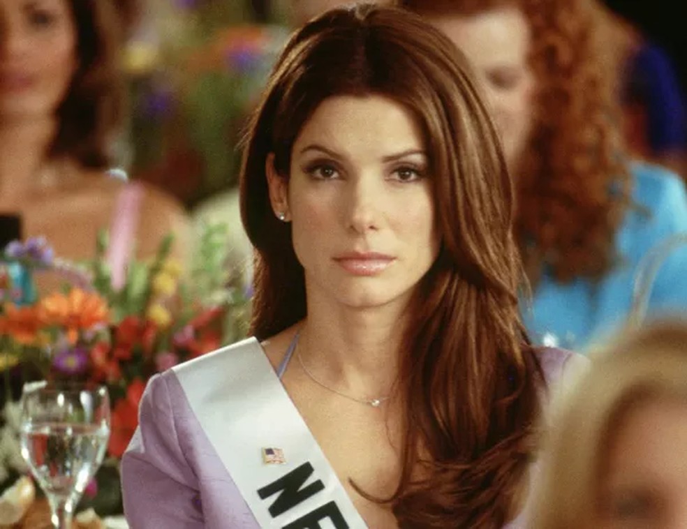 Sandra Bullock aparece publicamente pela primeira vez em um ano e posa ...