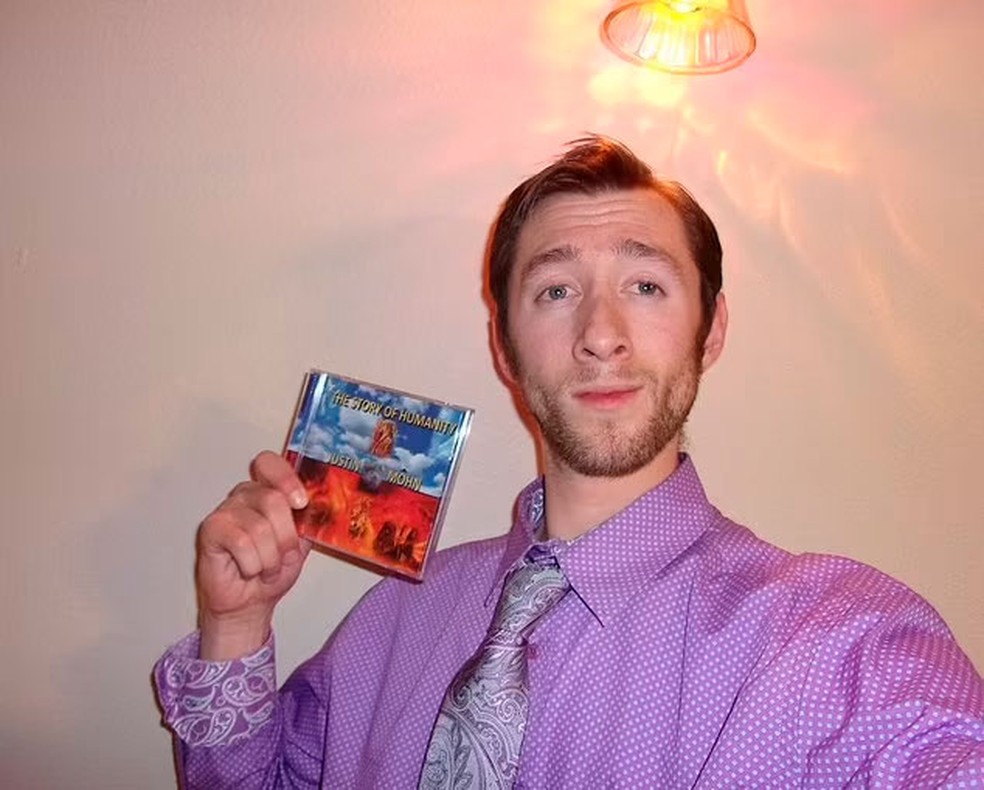 Cantor teórico da conspiração mata pai e exibe sua cabeça em vídeo ...