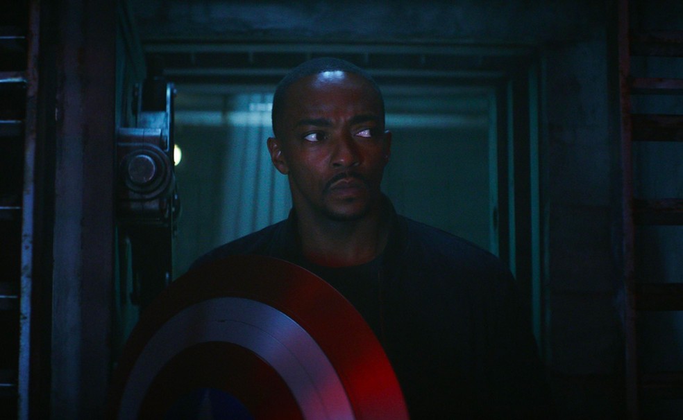 Novo Capitão América, Anthony Mackie esclarece crítica aos EUA