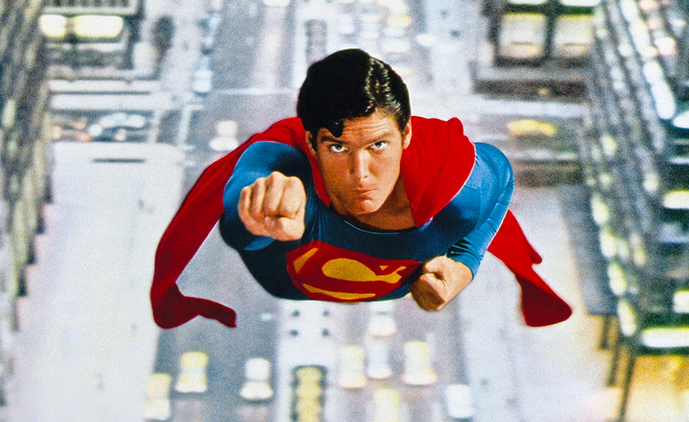 Imagens com Henry Cavill usando uniforme de Superman que foi de ...