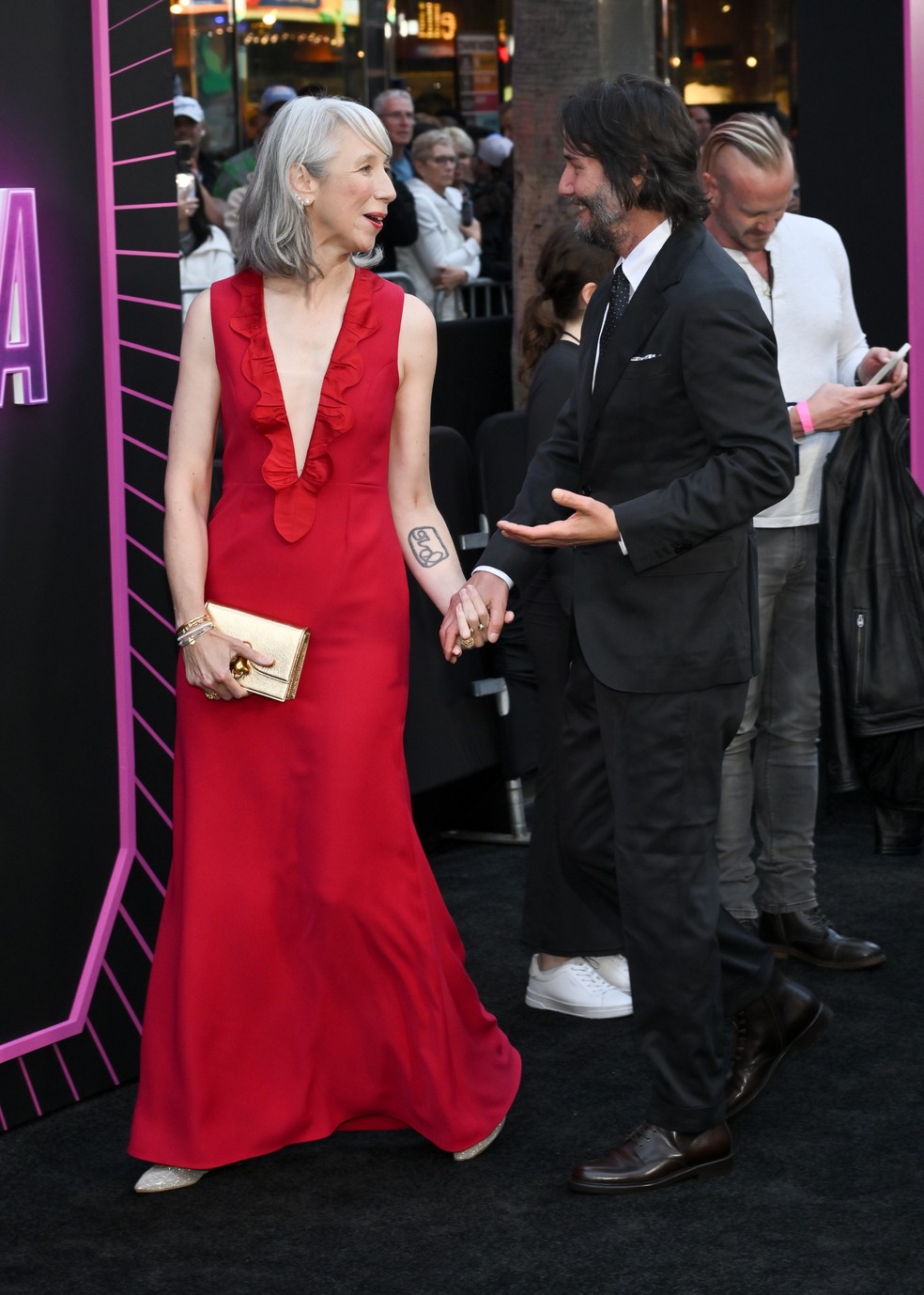 Namorada posta foto beijando Keanu Reeves e agradece mensagens por ...