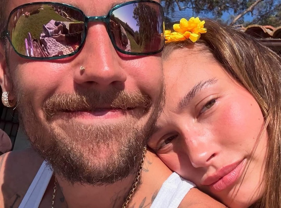 Hailey Bieber quase mostra demais ao posar com maiô superdecotado em ...