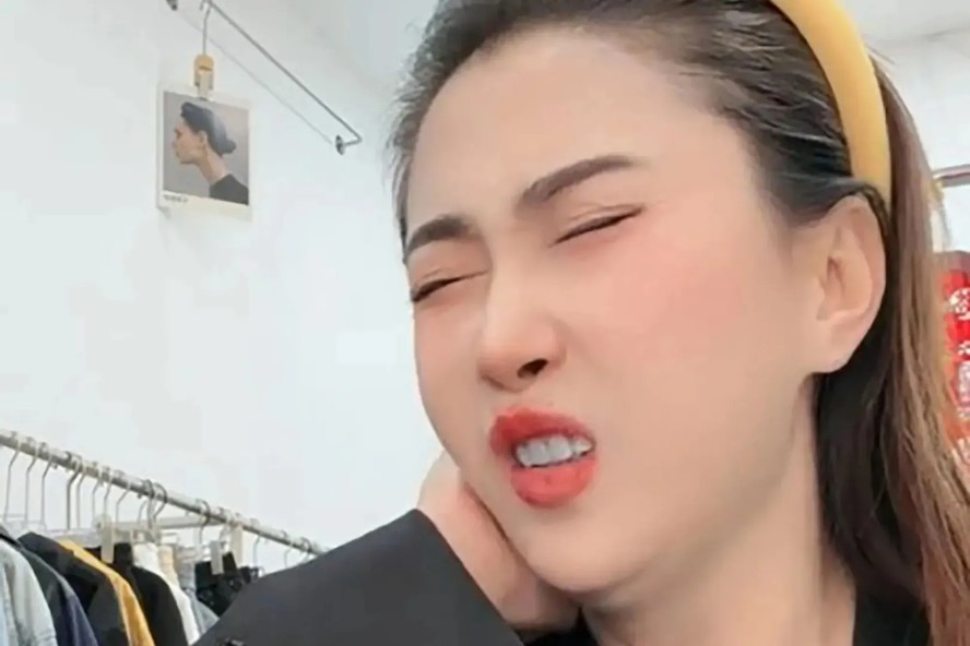 Influenciadora tem dor de cabeça intensa durante live na China, pede ...