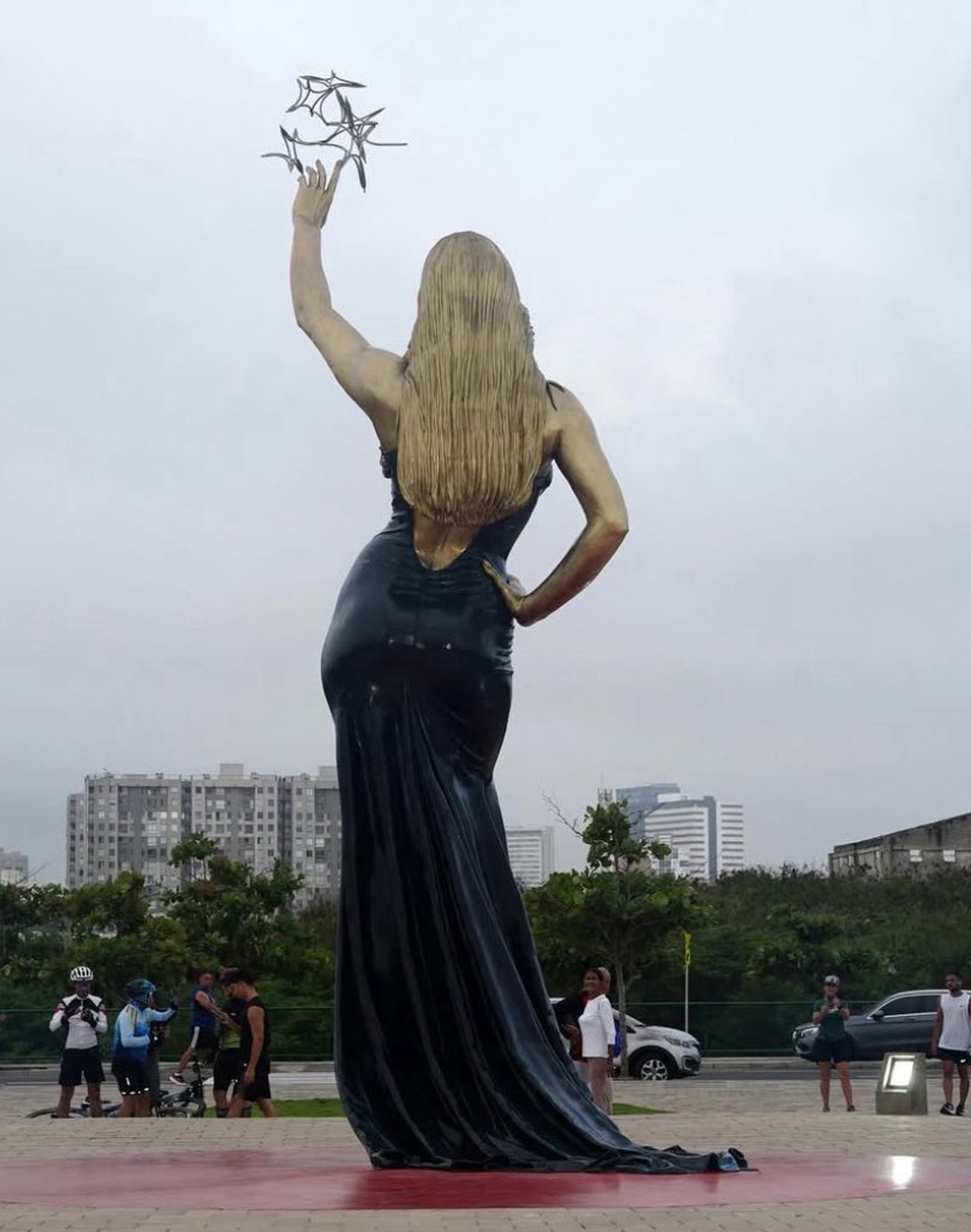 Sofía Vergara ganha estátua de 7 metros na sua cidade natal e fãs ...
