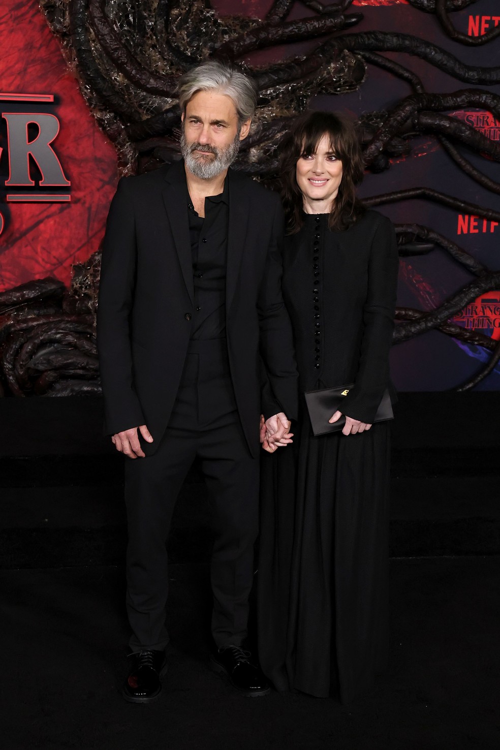 Winona Ryder faz aparição rara com seu namorado há 14 anos em red ...