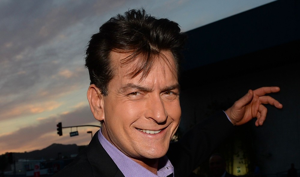 Charlie Sheen revela dois pontos que o fazem acreditar em teorias da ...