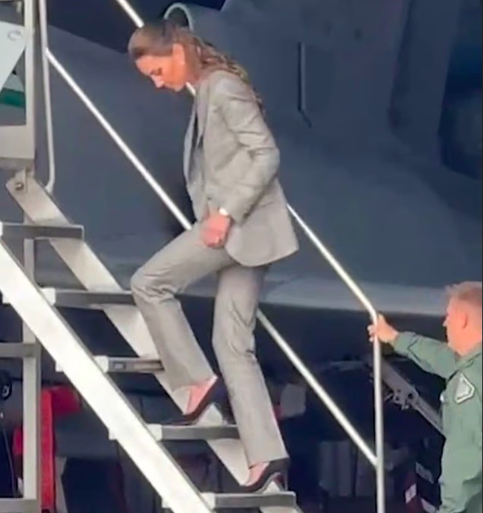 Kate Middleton desce escadinha de jato de guerra de costas, com salto ...