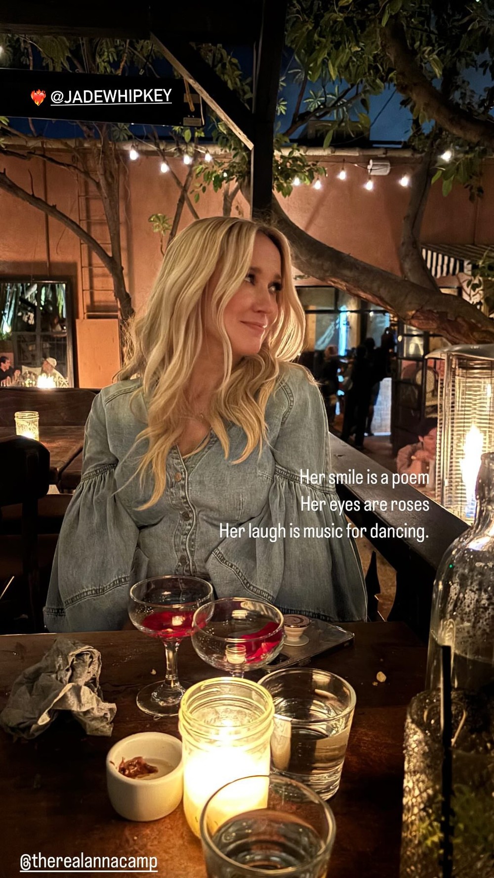 Atriz que interpreta gêmeas em 'You' confirma namoro com mulher seis ...