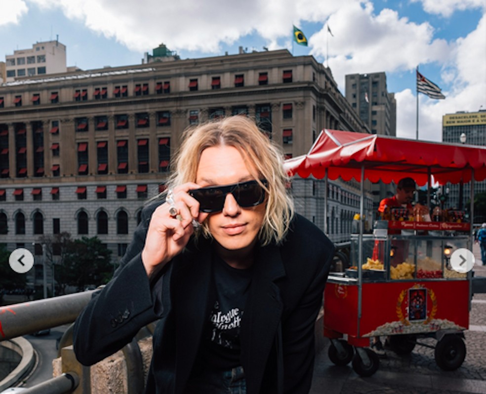 Jamie Campbell Bower, o Vecna de 'Stranger Things', ostenta bilhete único e se aventura em ...