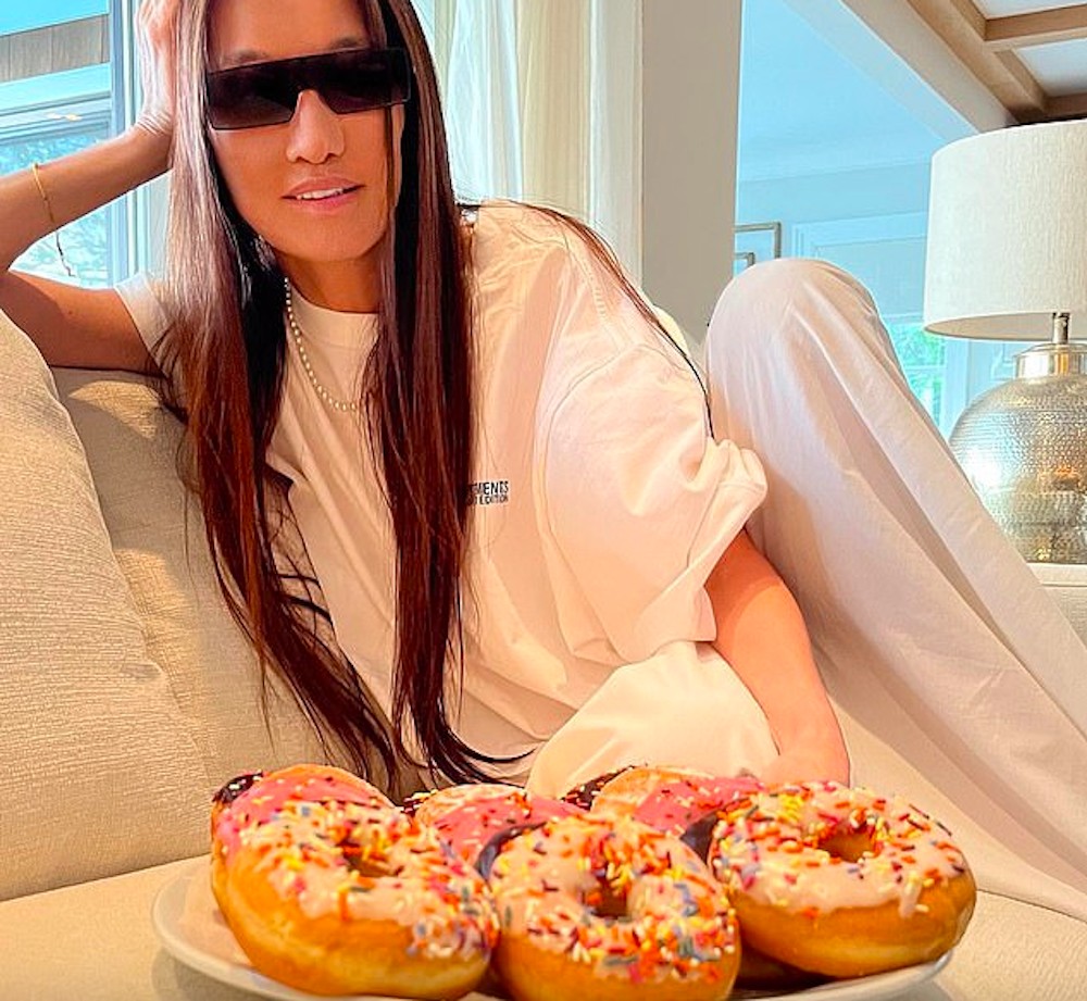 Ícone da moda de 74 anos diz que segredos da fonte da juventude incluem vodca, donuts e fast ...