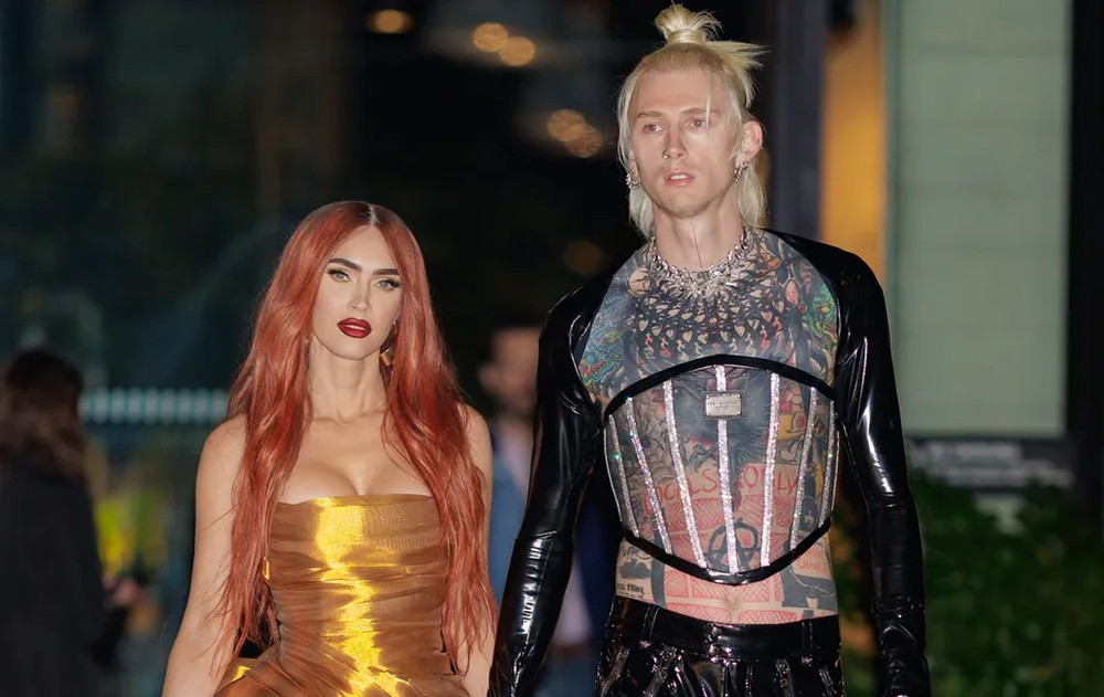 Megan Fox surpreende com avalanche de fotos sexy e look preto ...