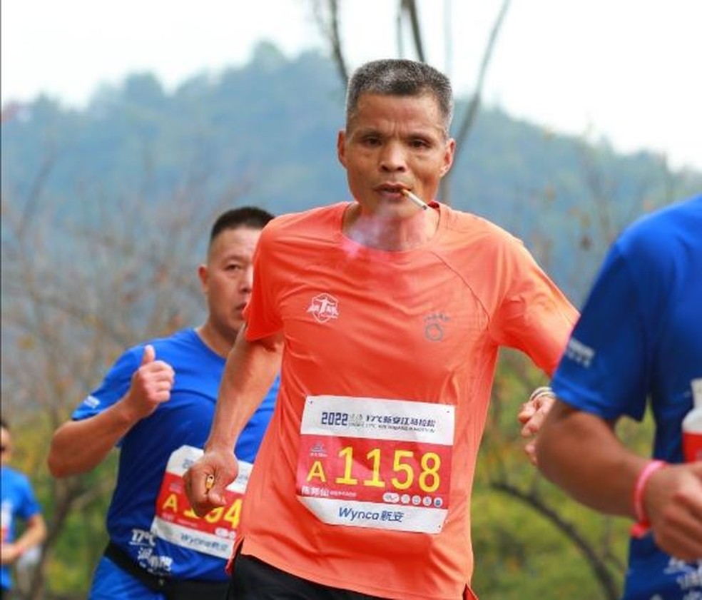 Maratonista chinês viraliza ao completar maratona de 42 km fumando cigarros