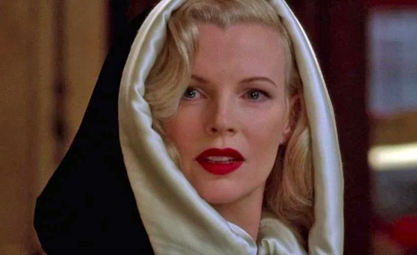 Kim Basinger, musa dos anos 1980, faz aparição rara em chá de bebê da ...