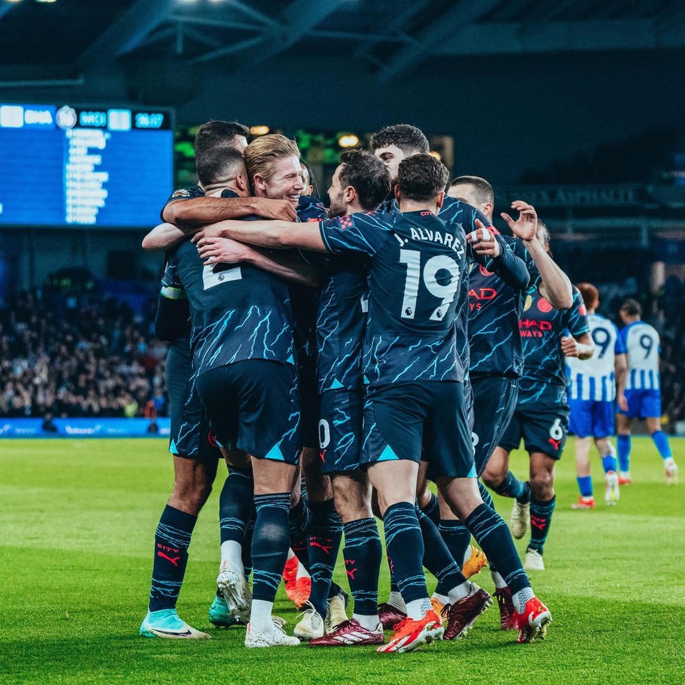 De Bruyne faz golaço de cabeça e redes comparam com lance marcante da ...