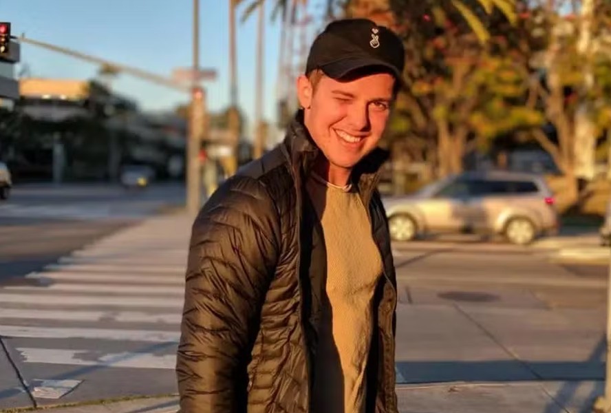 Produtor de filmes de ação de Travolta, Bruce Willis e Mel Gibson morre ...