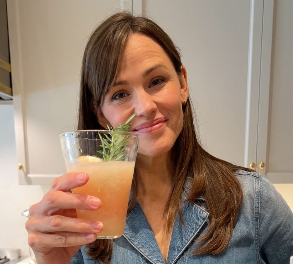 Jennifer Garner surpreende ao tentar comprar tênis de paparazzo ...