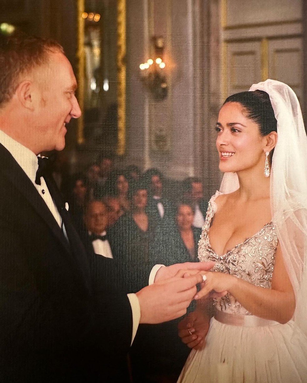 Salma Hayek publica fotos raras para comemorar aniversário de casamento com bilionário francês ...