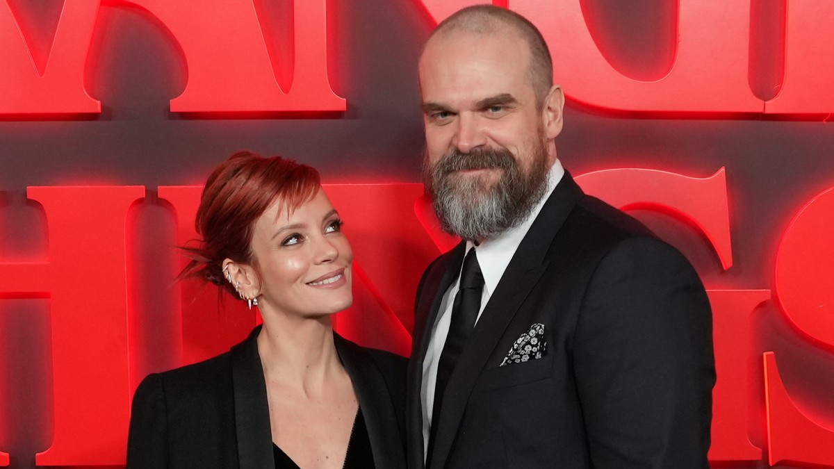 Ator de 'Stranger Things' quebra silêncio sobre divórcio com Lily Allen e critica 'show de ...