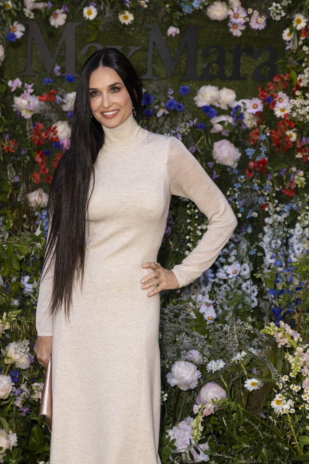 Demi Moore, aos 60 anos, concentra holofotes em evento de moda com look ...