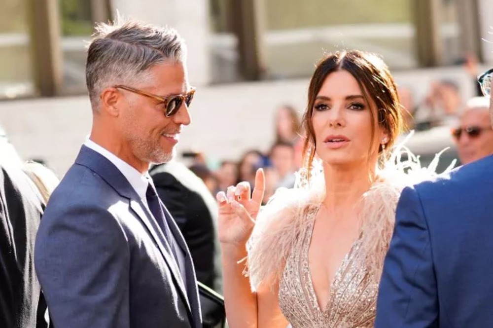 Sandra Bullock diz que chegar aos 60 é incrível em aparição rara após ...