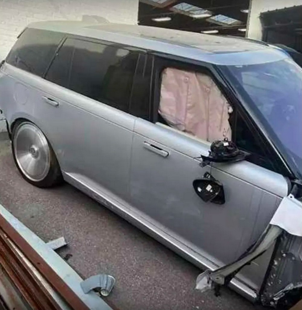 Carro batido de Kim Kardashian está à venda por quase 500 mil reais e ...