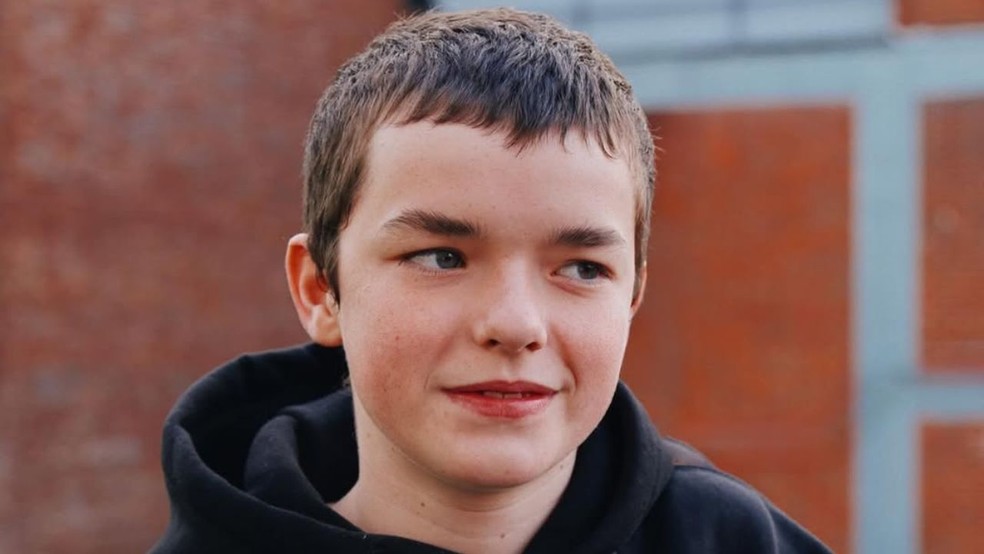 Flagra de bastidores mostra pais comemorando Emmy histórico com Owen Cooper, astro de 15 anos de ...