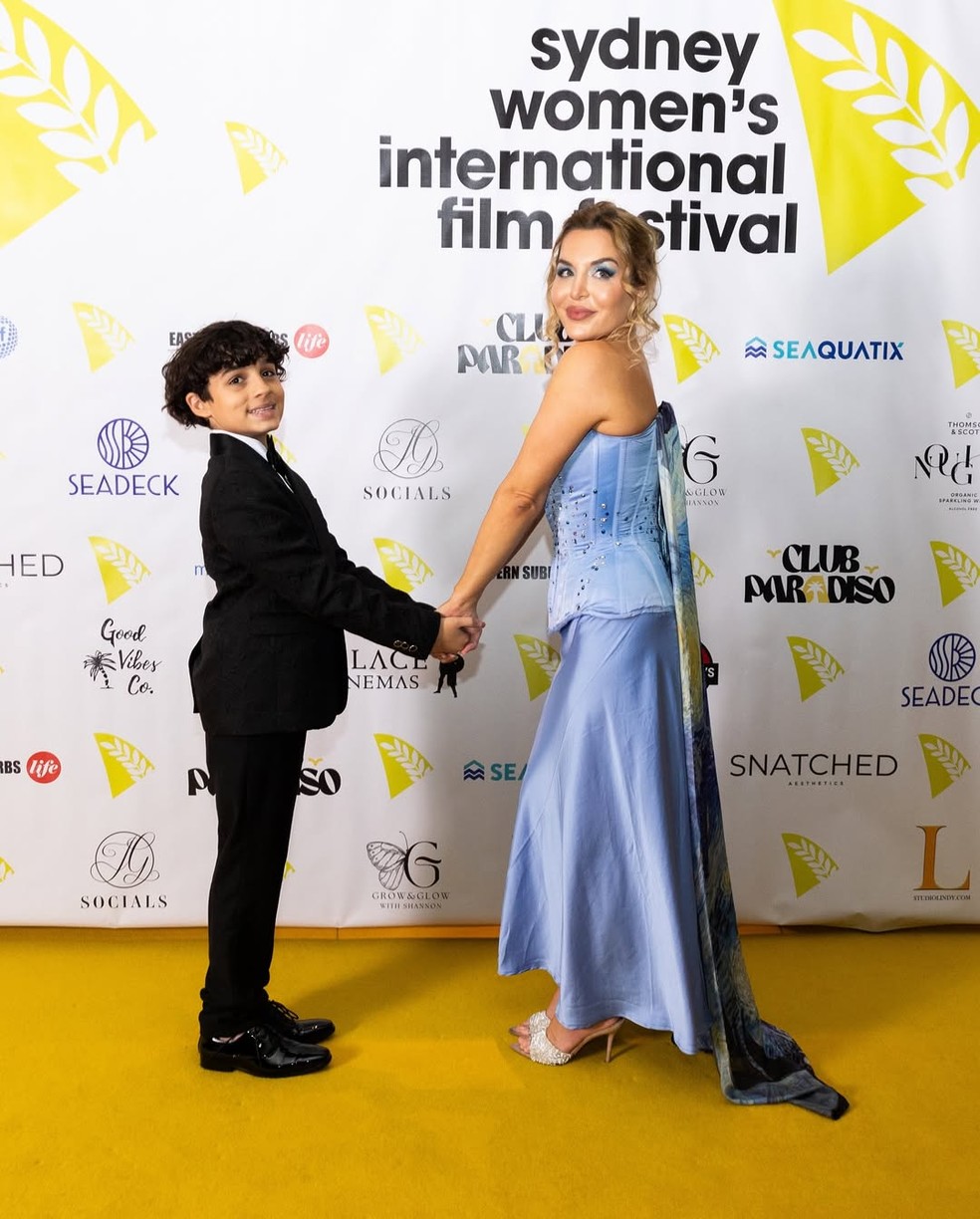 Atriz realiza funeral do filho de 13 anos após tentar arrecadar R$ 1 milhão para congelar corpo ...