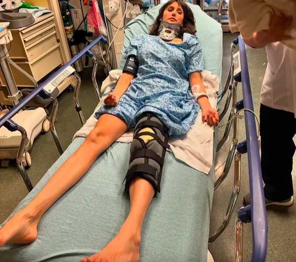 Nina Dobrev choca fãs ao mostrar perna imobilizada e muletas após ...