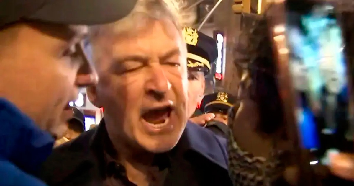 Alec Baldwin fica furioso e entra em confronto com manifestantes em ...