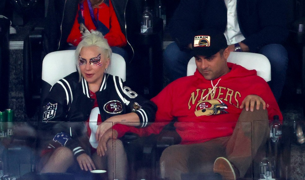 Lady Gaga é flagrada com aliança de diamante gigante no 'dedo certo' e ...