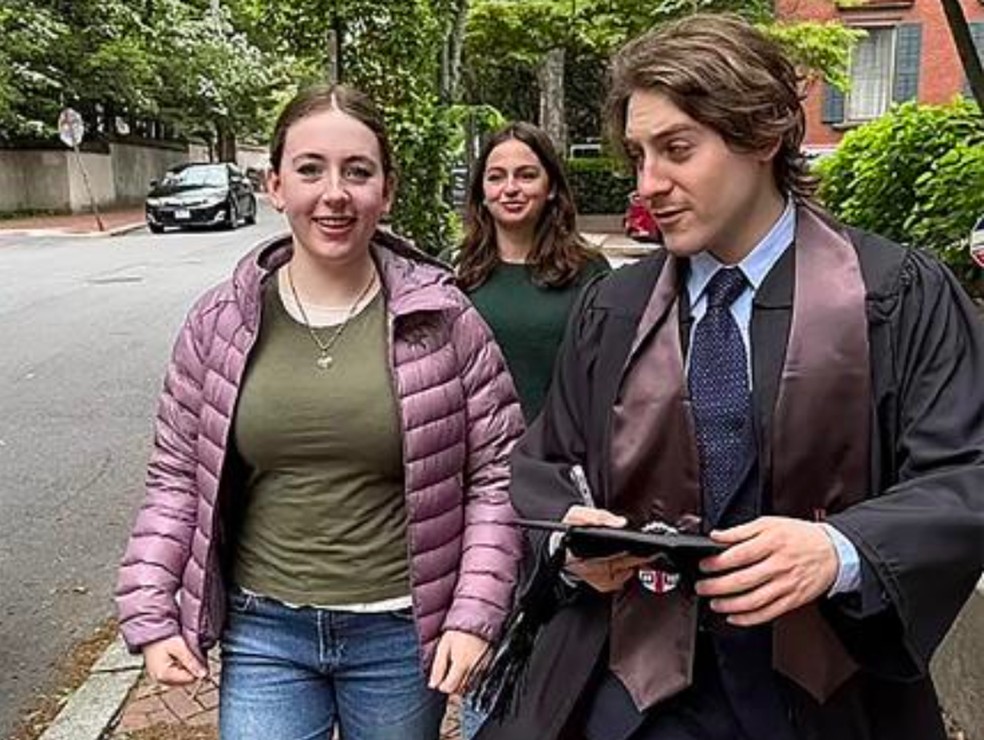 Foto raríssima em formatura mostra como cresceram os três filhos de ...