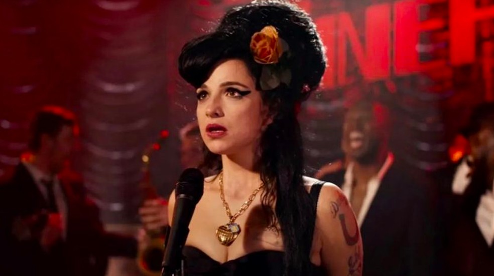 Pai de Amy Winehouse pede R$ 4,6 milhões de amigas da cantora que ...
