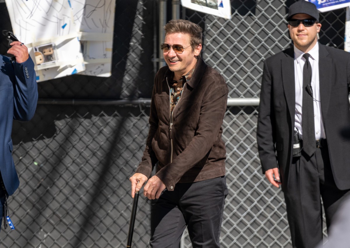 Jeremy Renner, astro da Marvel, diz ter perdido 9 kg e ter parado de ...