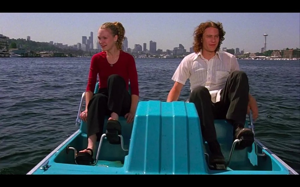 Atriz se emociona ao reencenar momento de filme clássico com Heath Ledger