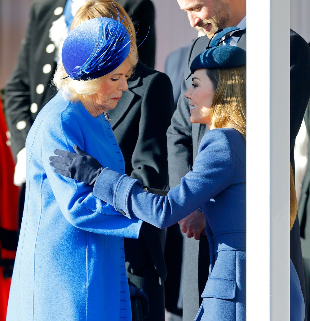 Kate Middleton faz 'reverência especial' para Camilla em evento de ...