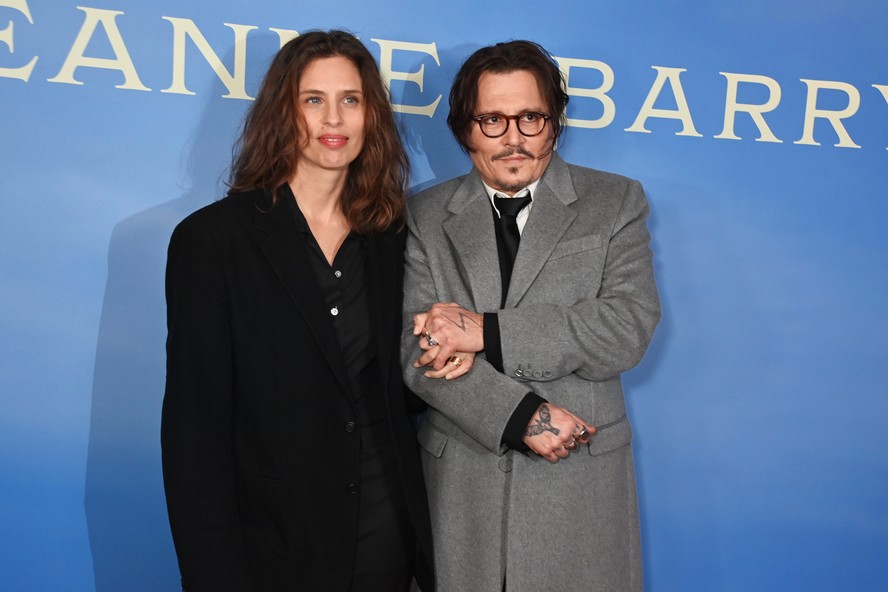 Diretora se pronuncia após dizer que foi 'difícil filmar' com Johnny ...