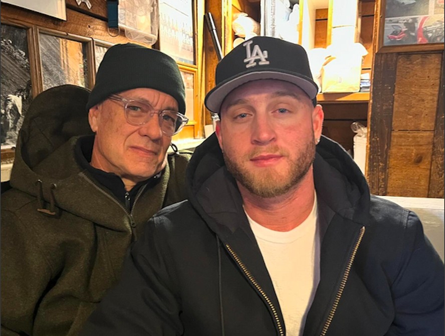 Tom Hanks surpreende fãs com foto rara com filho-problema