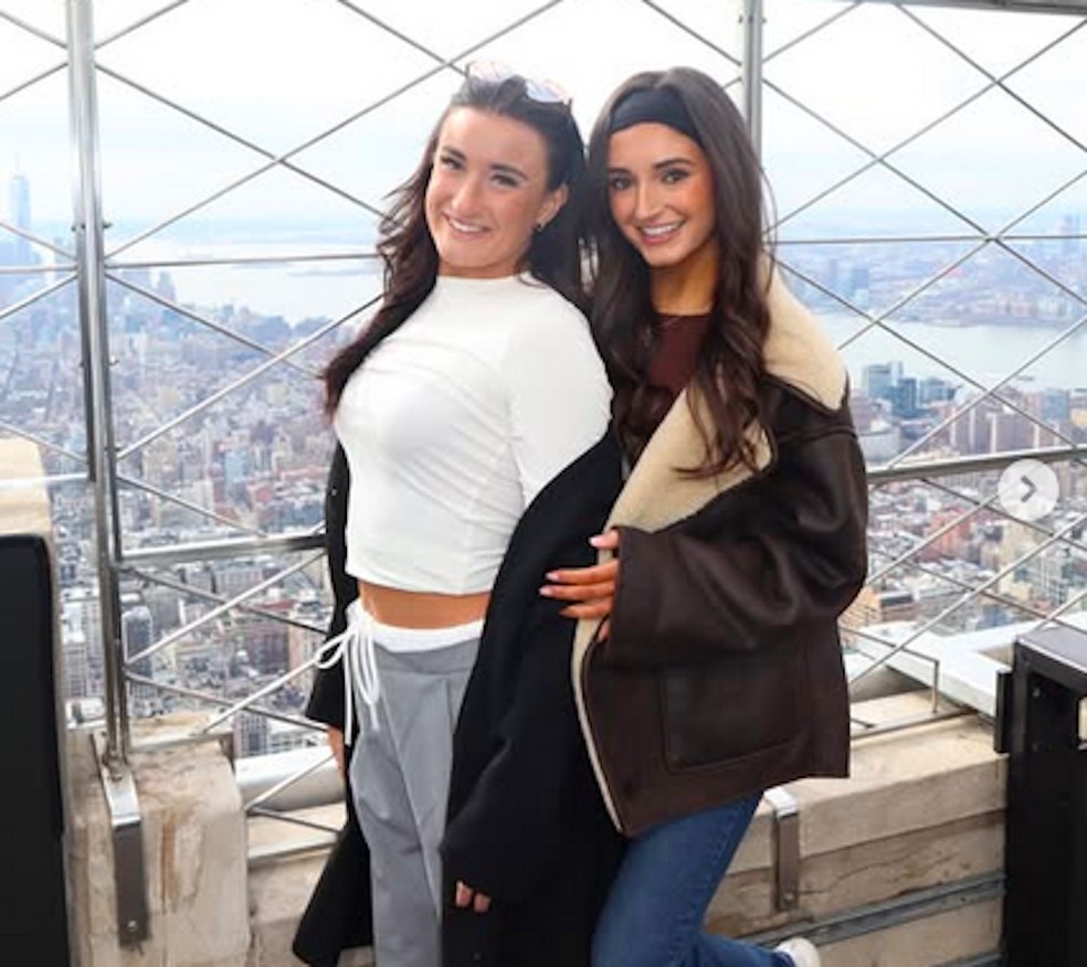 Gêmeas que interpretaram bebê em 'Friends' ressurgem mais de 20 anos depois e fazem sucesso como ...