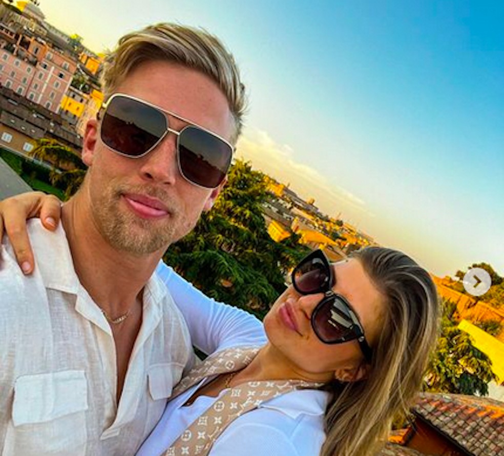 Dublês de Charlize Theron e Chris Hemsworth se casam após se conhecerem ...