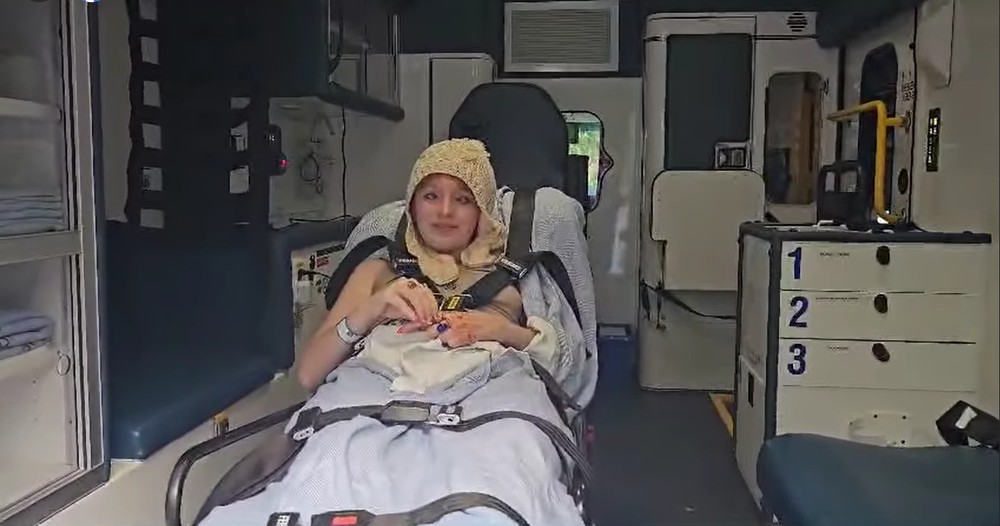Vídeo emocionante mostra chegada de Mamie Laverock, atriz que caiu de 5 ...