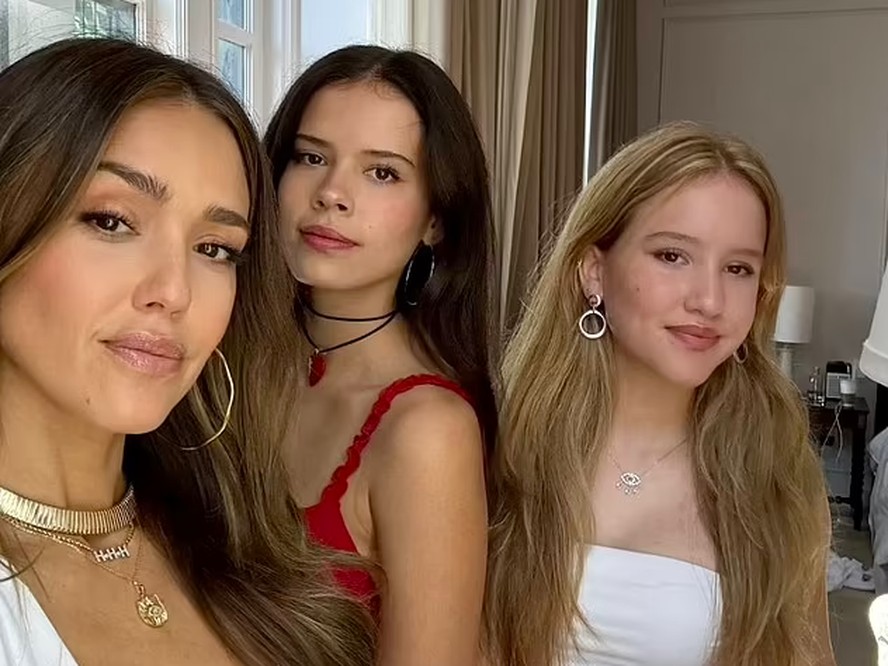 Jessica Alba vai ao Super Bowl 'escoltada' pelas filhas após anúncio ...