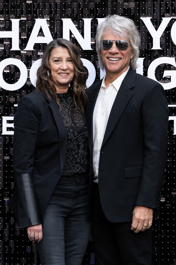 Jon Bon Jovi abre restaurante para alimentar pessoas em situação de rua ...