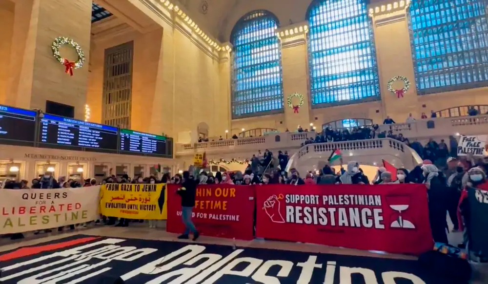 Alec Baldwin fica furioso e entra em confronto com manifestantes em ...