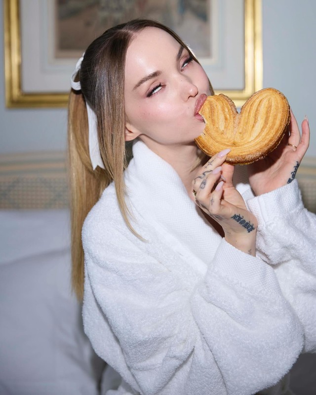 Dove Cameron, ex-estrela da Disney, posa de topless para se despedir de ...