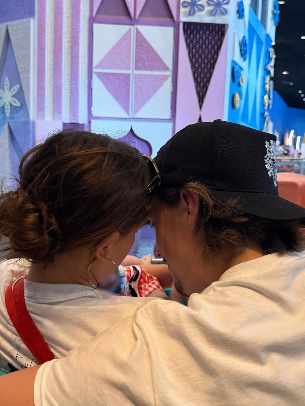 Millie Bobby Brown e marido postam foto da filhinha pela primeira vez